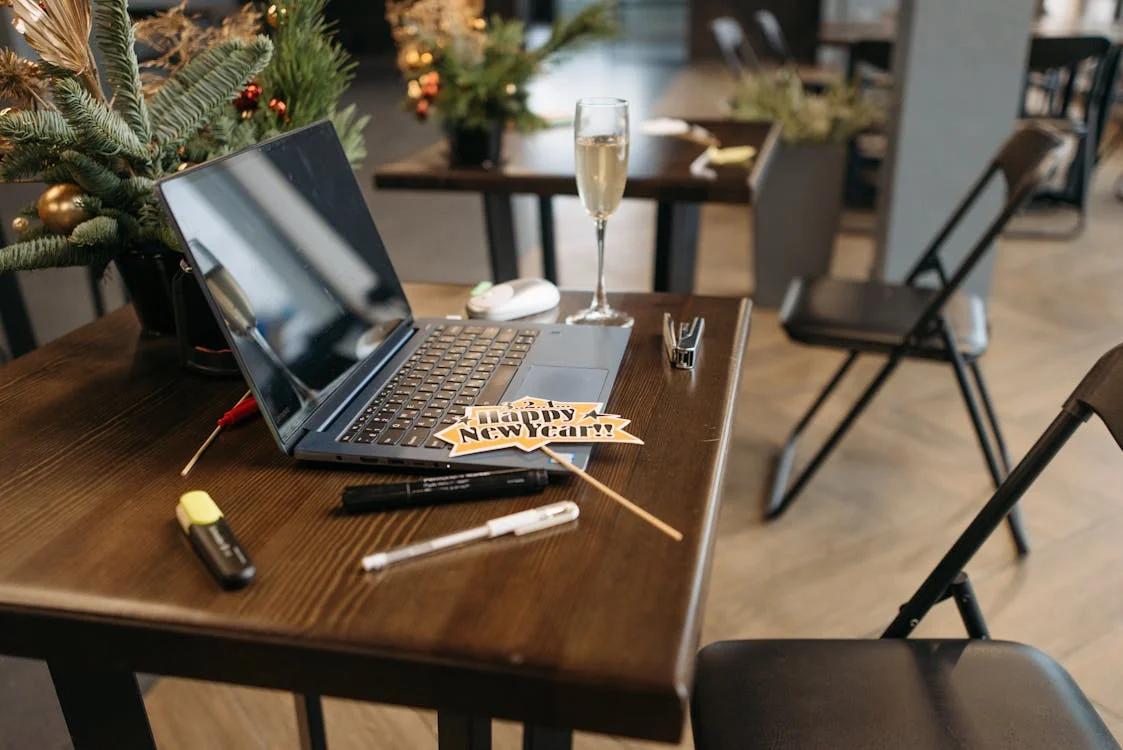 How to Decorate Your House for New Year? | Primo